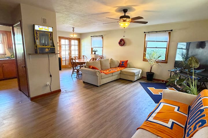 The Illini House | Uiuc Game Day Getaway - Champaign, IL