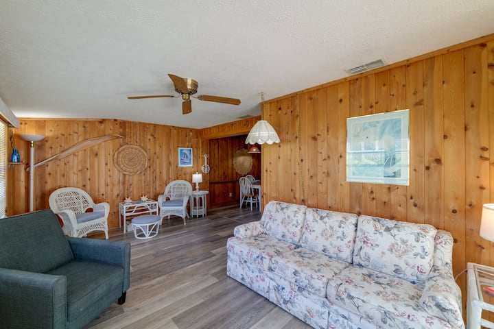 Pool, Pickleball, Lake Fun! Vacation Village Cabin - Clermont, FL