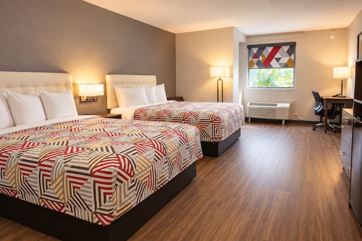 Spacious 2 Queens Near I-75  Pets Stay Free - Lake City, FL