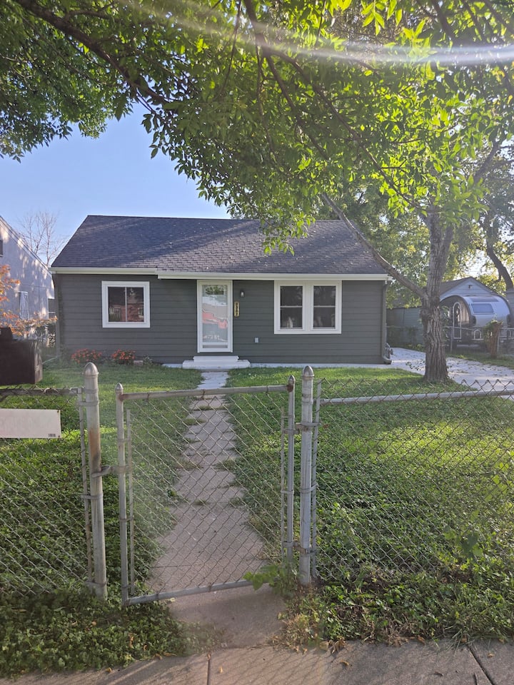 Cozy Little Neighborhood Cottage - Council Bluffs, IA