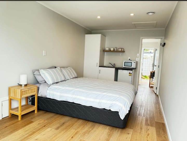 Modern Studio Near Village, Train, Reserves, River - Waikanae