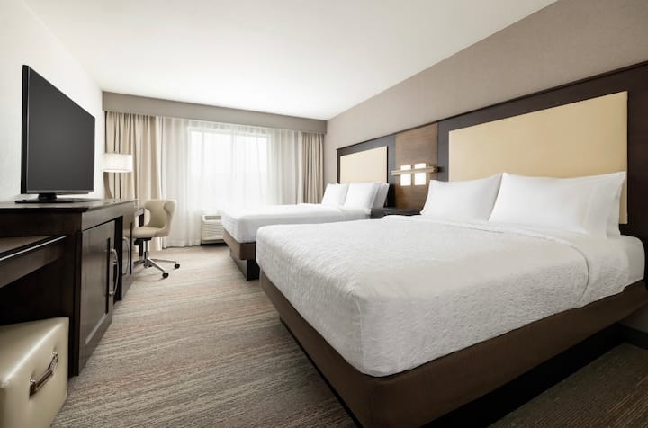 Stylish 2 Queen Hotel Suite W/ Breakfast - Napa, CA
