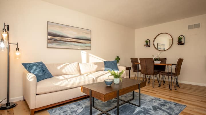 Bright King Suite In Peoria | Near Everything! - Peoria, IL