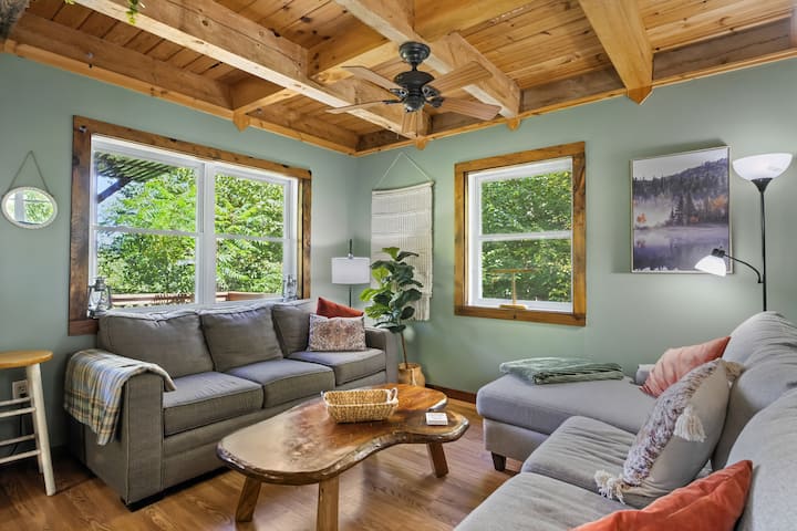 Cozy Cottage W/ Mountain Views & Two Outdoor Decks - Campton, NH