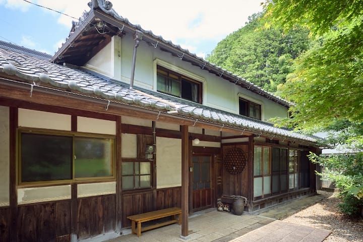 明治の時代に建てられた古民家を、わんちゃんと楽しく快適に過ごせる一棟貸のお宿にリノベーションしました - 朝来市