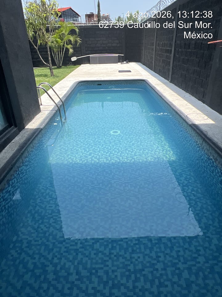 Residencia: Alberca Con Celdas Solares Y Jardín - Mexico