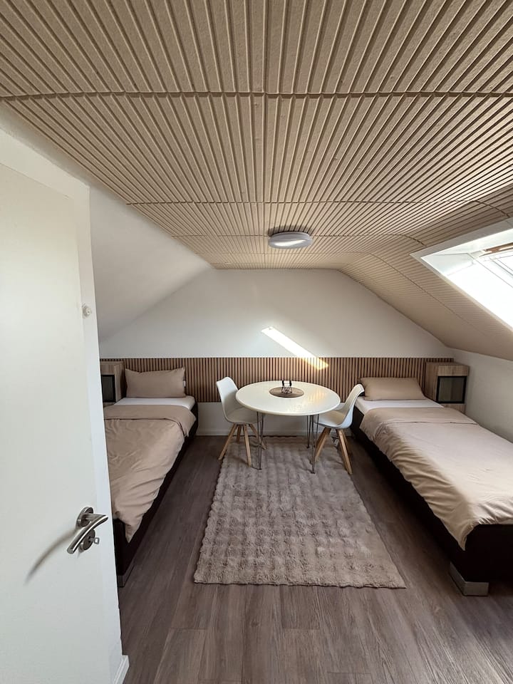 Dachgeschoss Wohnung Mit 2 Schlafzimmer Und Küche - Winnenden