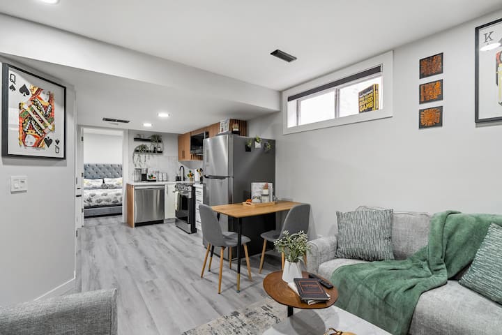 The Oak & Grey | Private Calgary Suite| Fast Wi-fi - Calgary