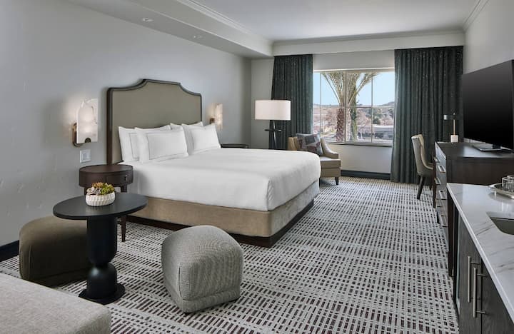 Luxury 1 King Hotel Suite - Paso Robles, CA