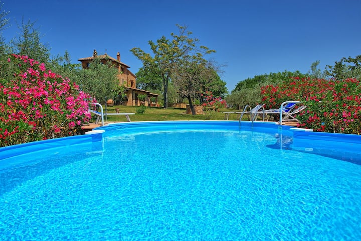 Casa Moscatella: A Characteristic Three-story Age-old Farm House Surrounded By Vineyards And Olive Groves, With Free Wi-fi. - Montepulciano