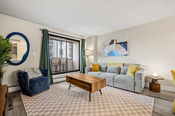 Sleeps 6 | Walk To Stampede + 17th | Free Parking - Canada