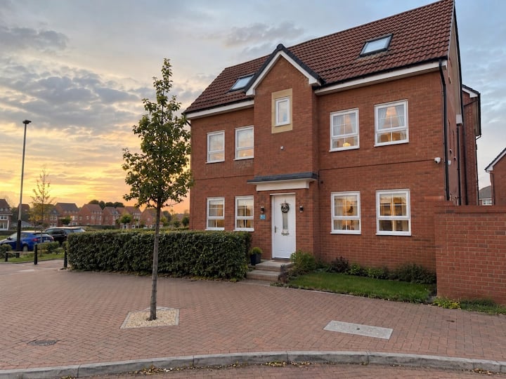4 Bedroom Detached House - 4 Toilets - 3 Bathrooms - Leicester