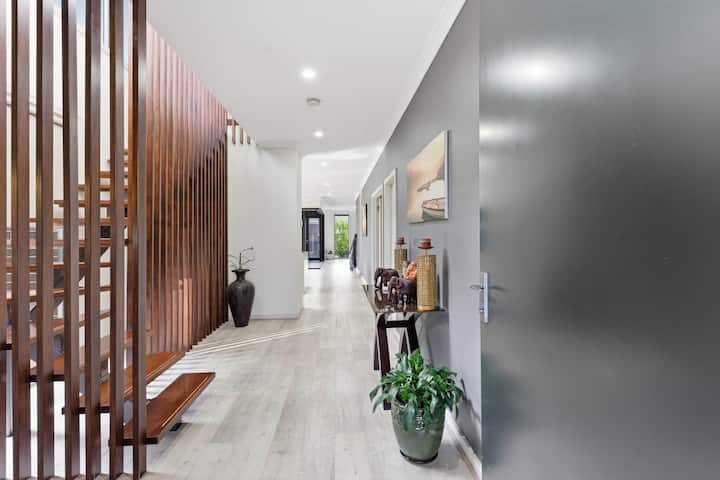 Modern Family Retreat In Prime Williams Landing - Point Cook