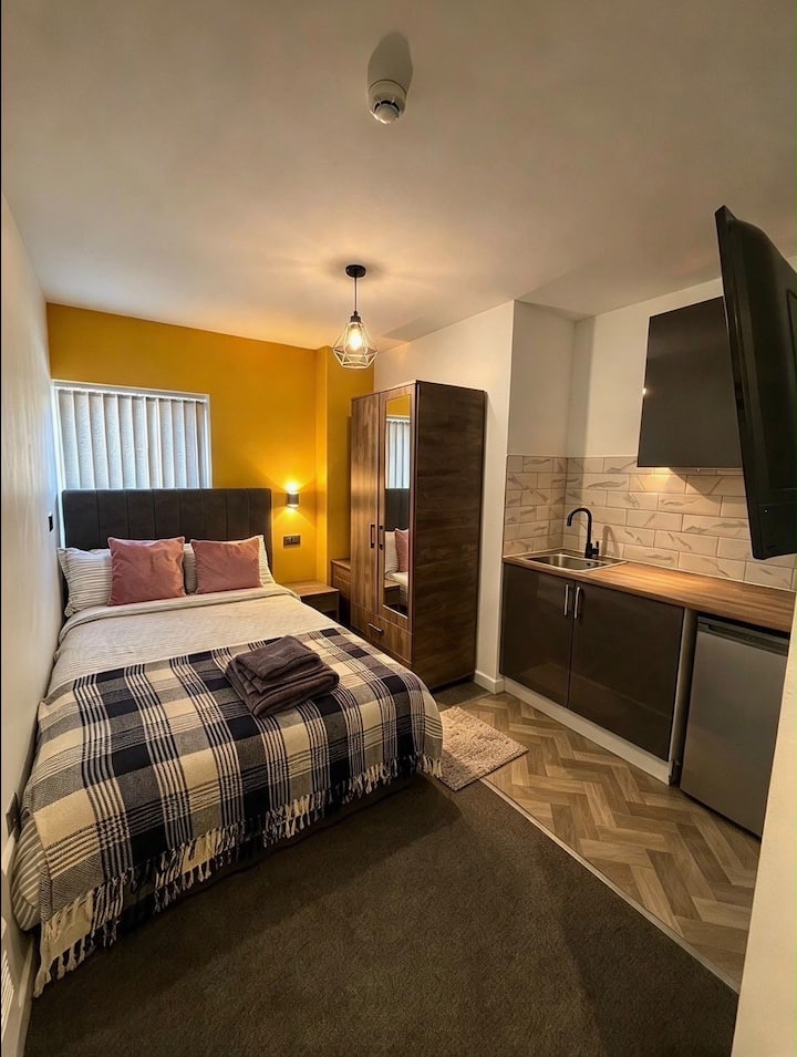 Modern Studio Apartment 4-private Kitchen & Shower - Manchester
