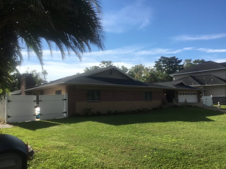Crystal River Waterfront Three Bedrooms Two Bath. - Crystal River, FL