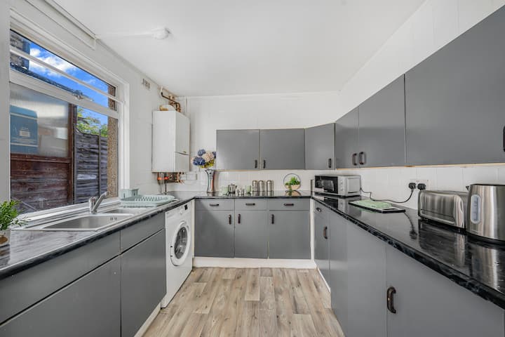 The East End Nest | 4-bed House Near Stratford - Ilford