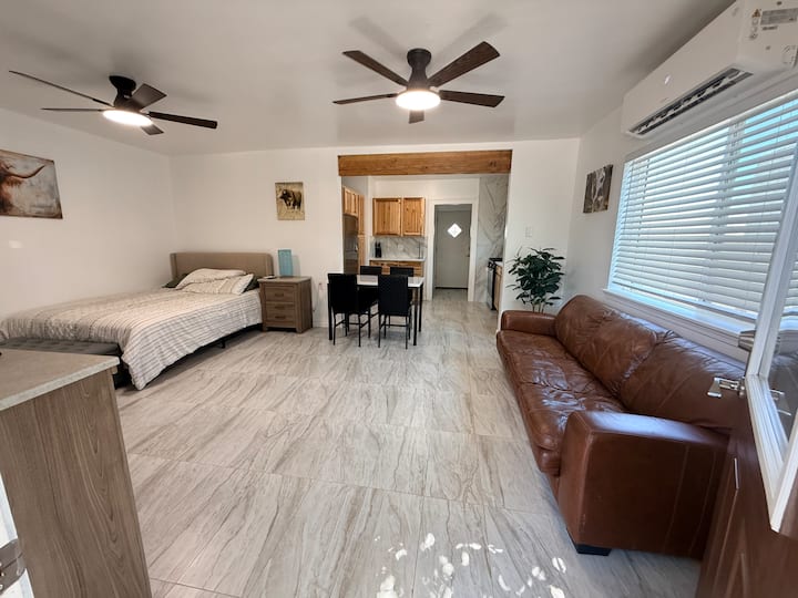 Spacious Modern Suite - Albuquerque