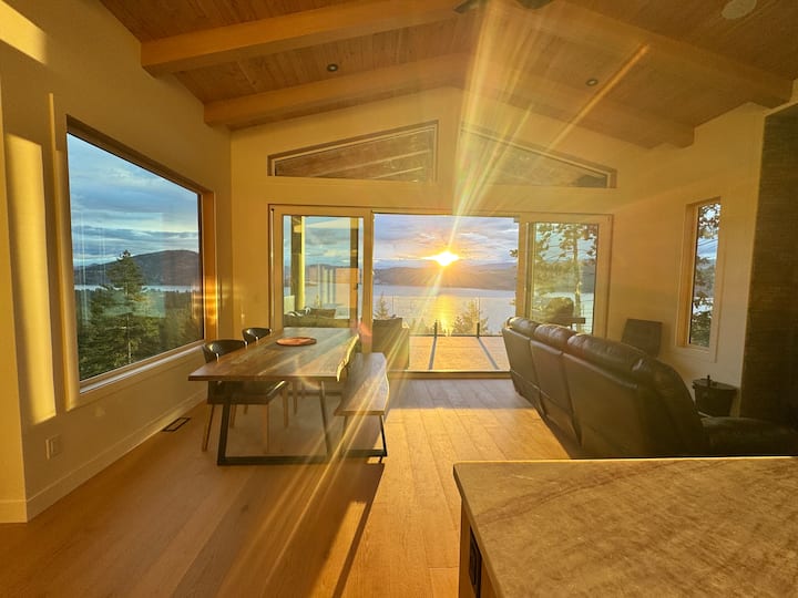 Tranquil Okanagan Escape Sunken Hot Tub Wood Stove - Vernon