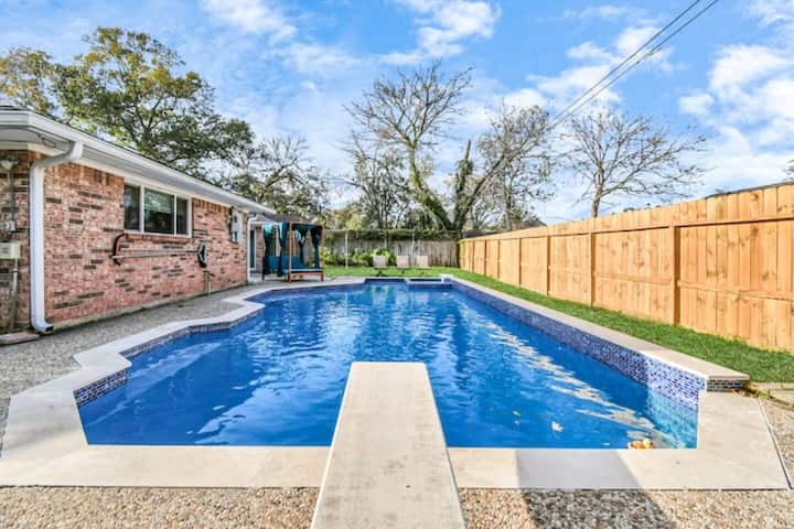 Pool Getaway Near Nasa Sleeps 13 King Bed - League City, TX