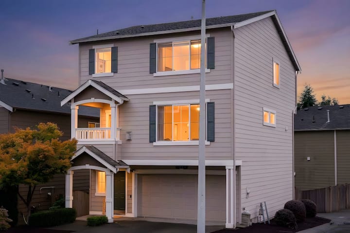 Beautiful | Pristine & Luxe Home In Prime Location - Everett, WA