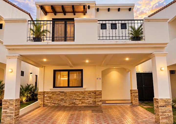 Casa Castillo | Pool, Gym & Mountain Views - Managua