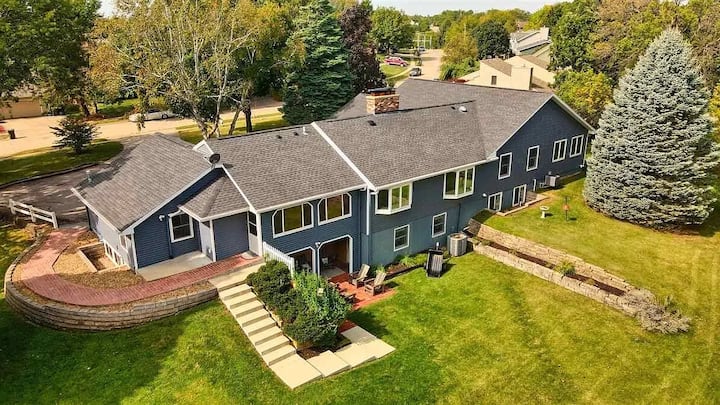 Close To Kinnick: Very Spacious Ranch House - Iowa City, IA
