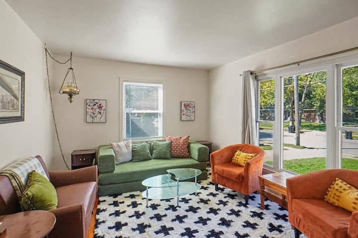 The Atomic Cat: A Mid-century Escape! Hot Tub+yard - Wyoming