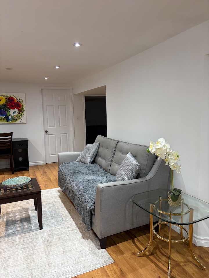 Cozy Private Suite With Separate Entrance - Bolton