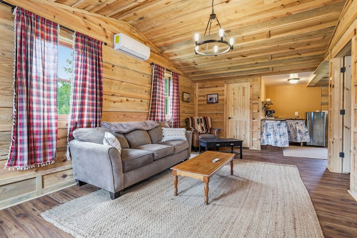 Cozy Cabin Farm Stay - Lake Hartwell