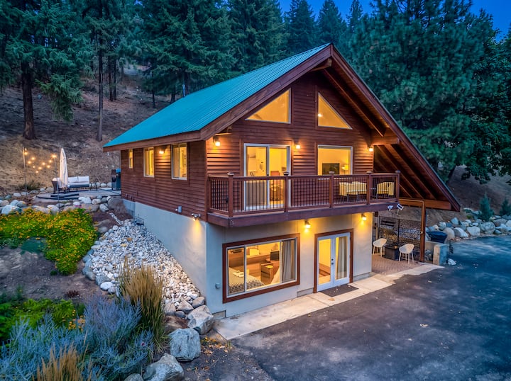 Leavenworth Lodge | Hot Tub & Outdoor Living - Cashmere, WA