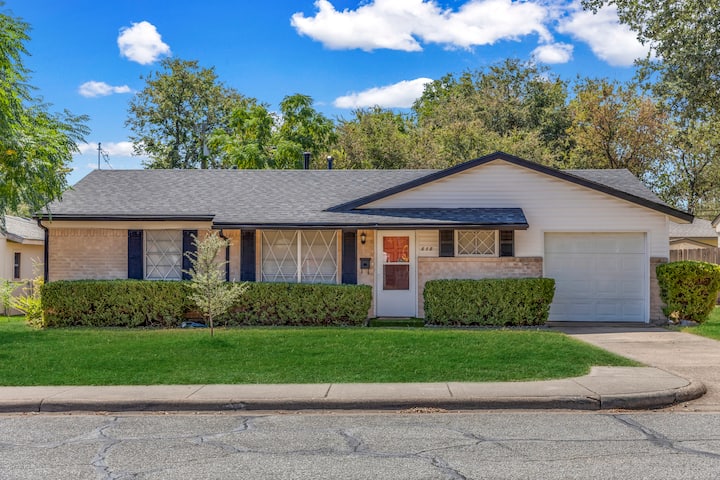 Cozy Duncanville Home W/ Big Yard & Covered Patio - DeSoto, TX
