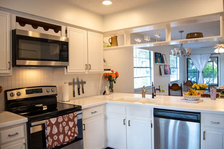 Cozy Vero Home | Minutes To Beach & Downtown - Vero Beach, FL