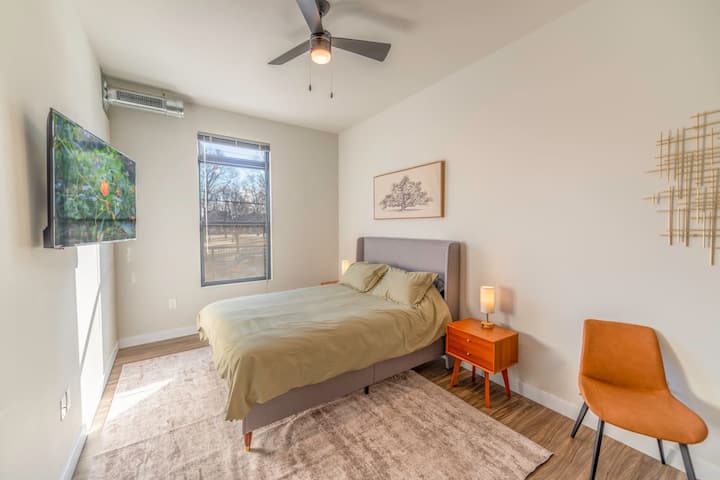 Luxe 2 Bed Suite | Downtown Comfort + Parking - Eau Claire, WI