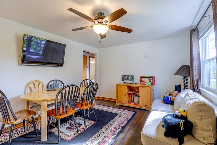 Yard & Patio Family Home Near Pittsburgh - Black Widow, West Mifflin