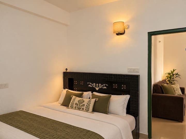 Spacious 3bhk | 2km To Kashi Vishwanath And Ghats - India