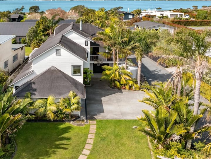 Large Point Wells Home With Pool - Matakana