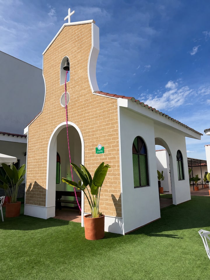 37. Moderna Habitación Cuádruple - La Mesa