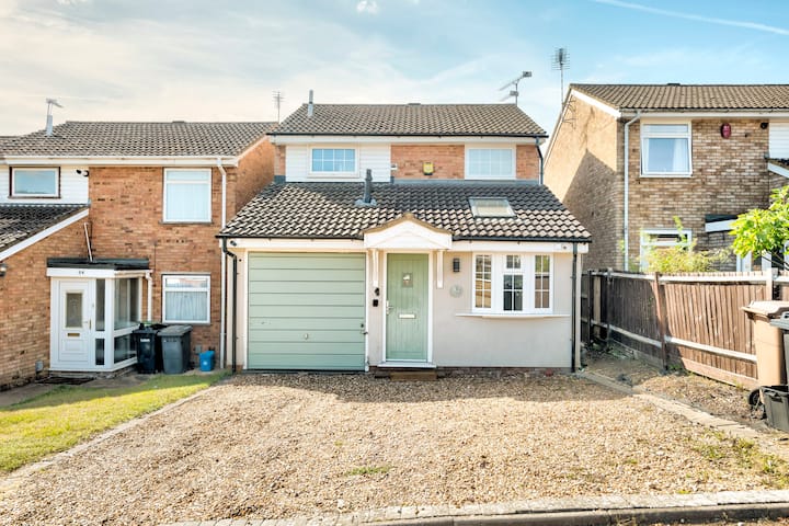 Entire House With Free Parking & Wi-fi - Luton