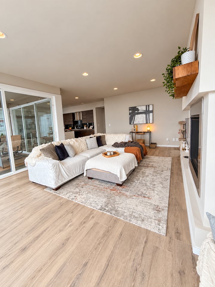 Modern Home | Mt. Rainier View | Home Gym + Office - Monroe, WA