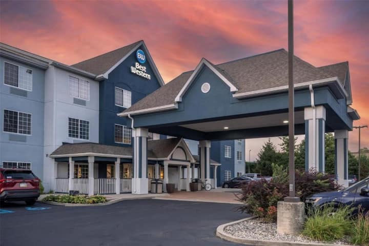 Spacious King Room W/ Sofa Bed | Free Breakfast - Fort Wayne, IN