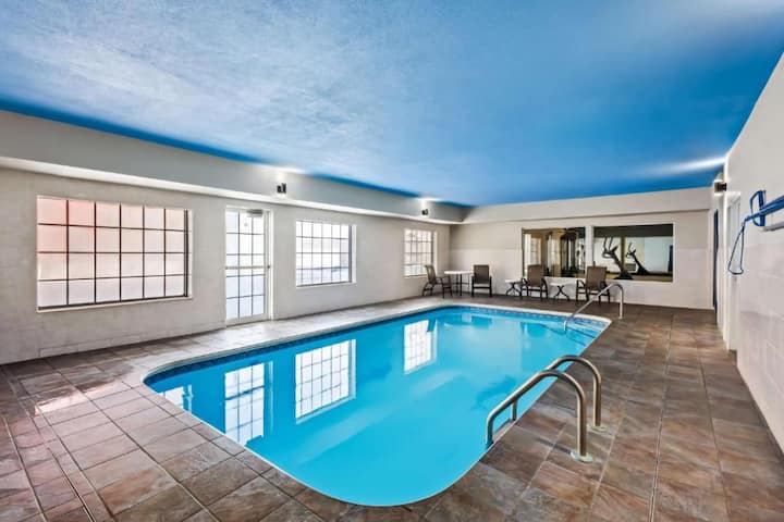 Fort Wayne 2 Queen Room | Pool, Gym & Free Parking - Fort Wayne, IN