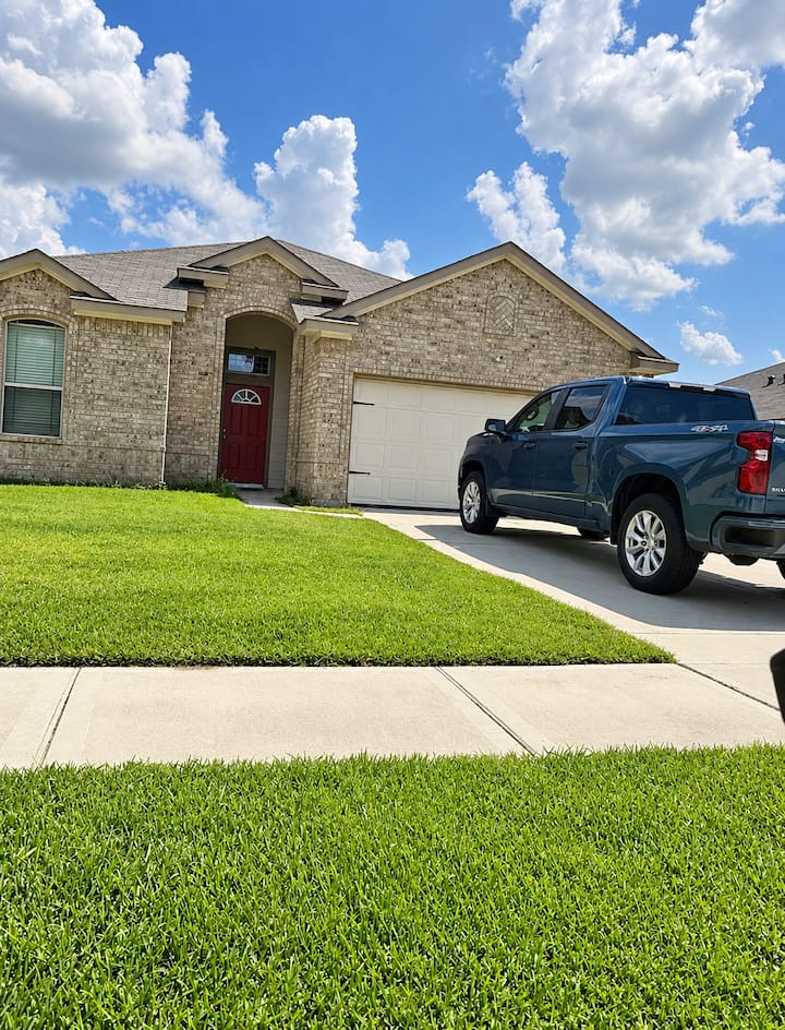 Beautiful Home With Backyard And Free Parking - Dayton, TX