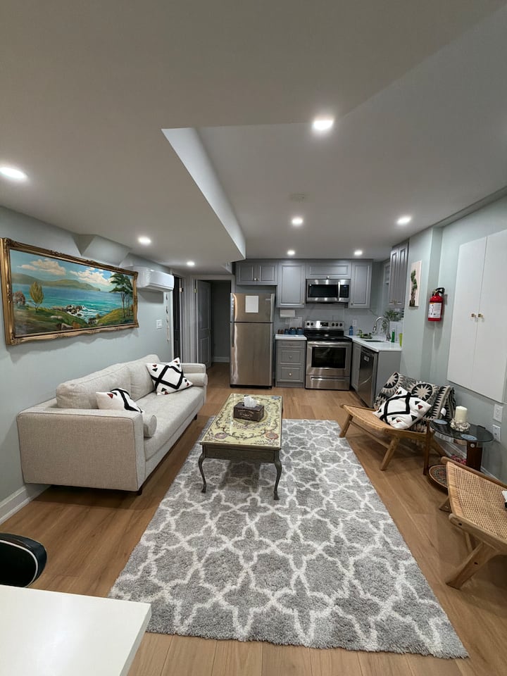 Cozy 2-bedroom Canal-area Suite W/ Private Entry - Welland
