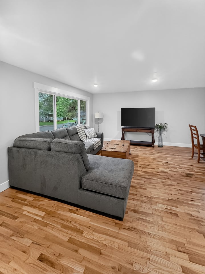 4 Bedroom 8 Guest Stay | Newly Remodeled Townhome - Billings, MT