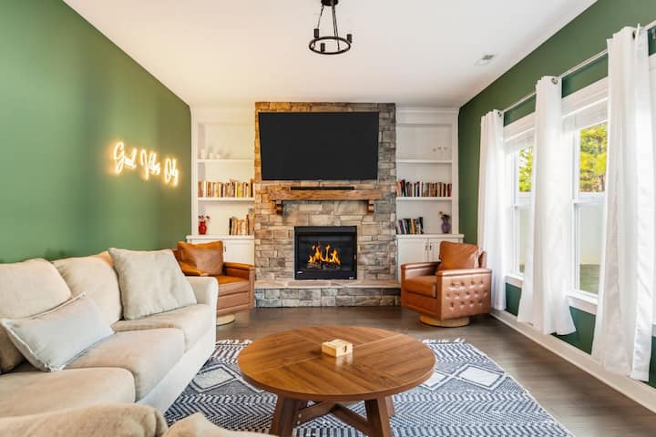 The Emerald House | 5br | Sleeps 14 + Yard - Clayton, NC
