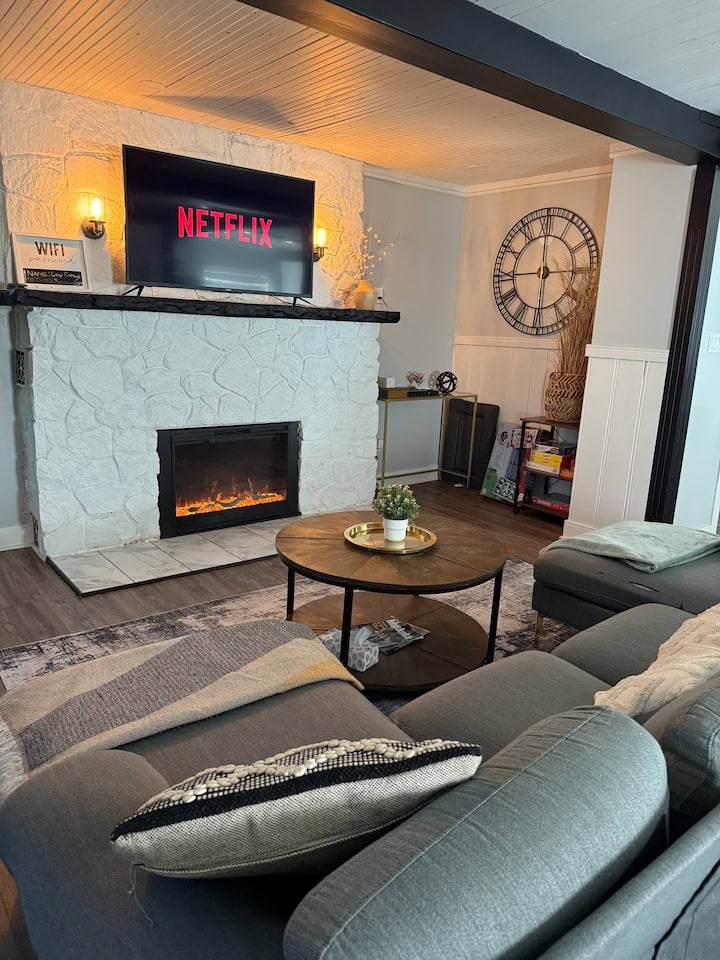 Cozy Modern Retreat W/ Hot Tub & Fire Pit - Muskoka