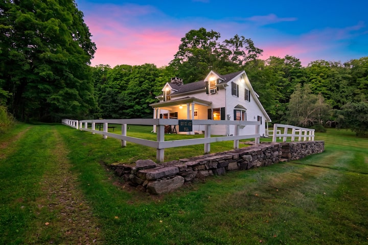 1700s Farmhouse  Stone Fireplace + Big Lawn - Millbrook, NY