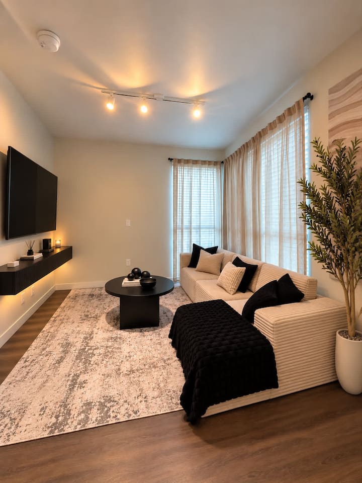 Steps To Crypto Arena | 2br + Free Parking - Vernon, CA