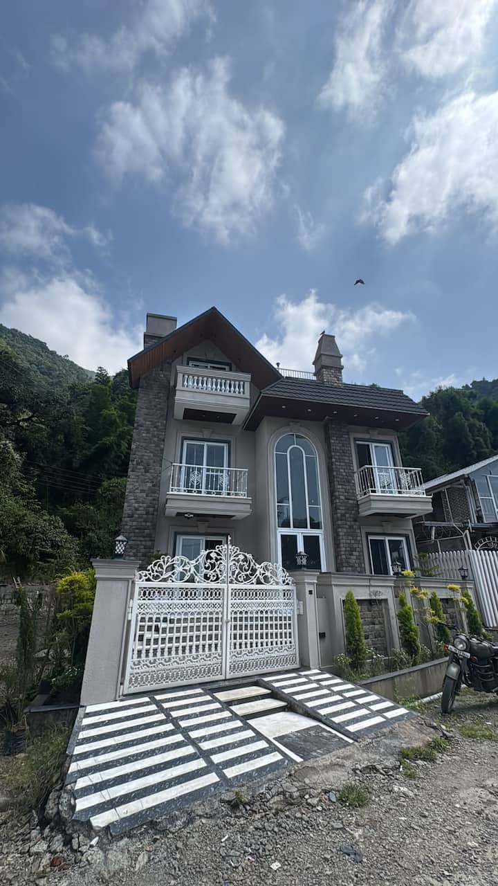 Romeo By The Staycationer - Dehradun