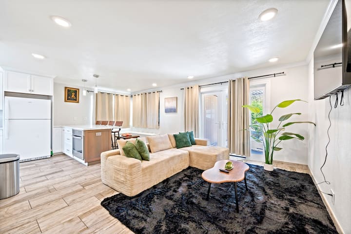 Chic! Stylish Home! Near Bart! - San Leandro, CA